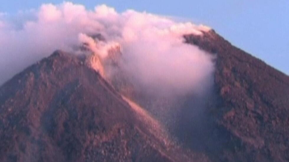 Le volcan du mont Merapi est entré en éruption