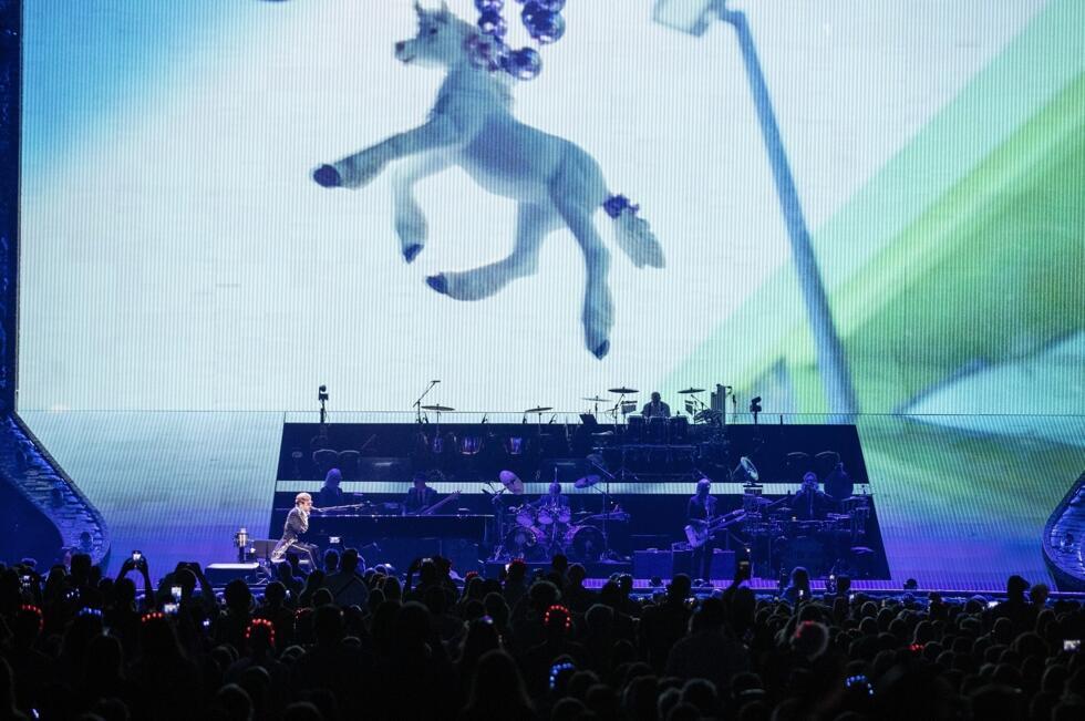 Tubes et paillettes pour l'ultime concert de la tournée d'adieu d'Elton ...