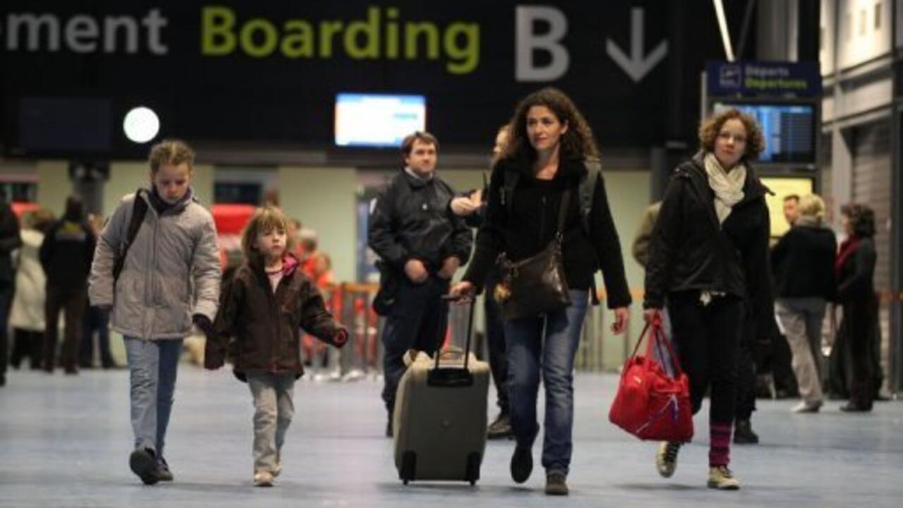 French expats arrive back in Paris after evacuation from Libya