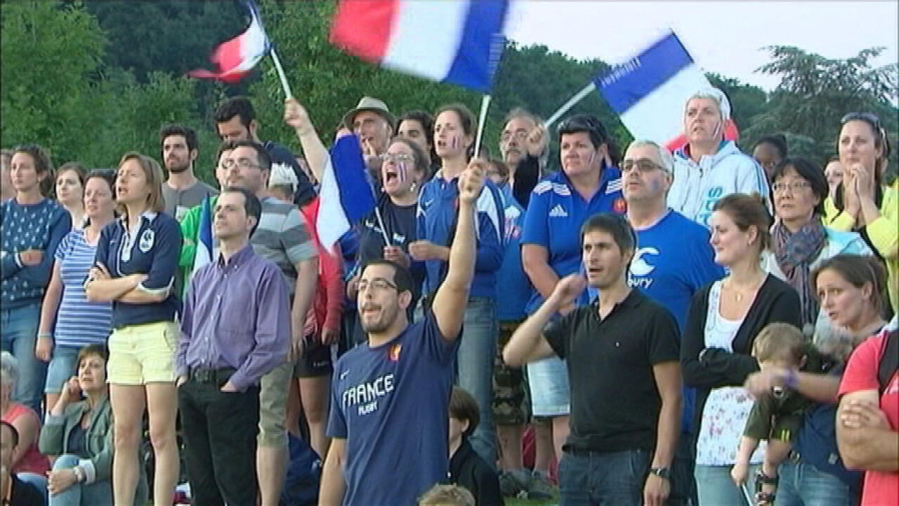 Video: Fans applaud France’s rugby women reaching World Cup semis
