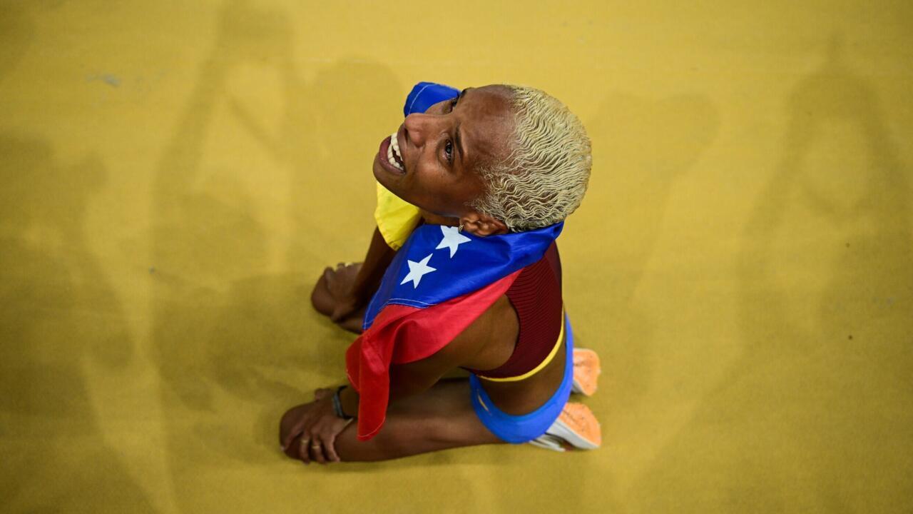 Last-gasp Rojas wins fourth straight world triple jump gold