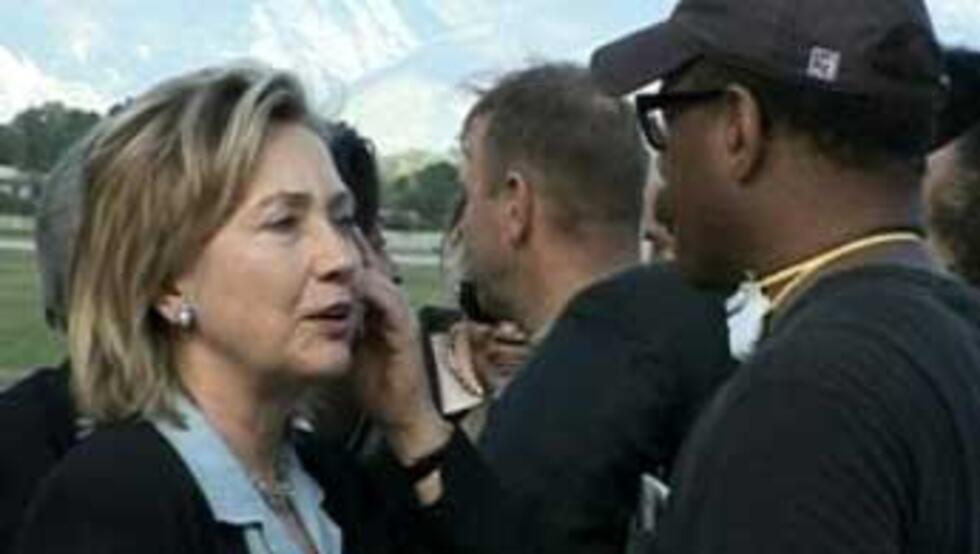Hillary Clinton in Port-au-Prince to discuss aid strategies