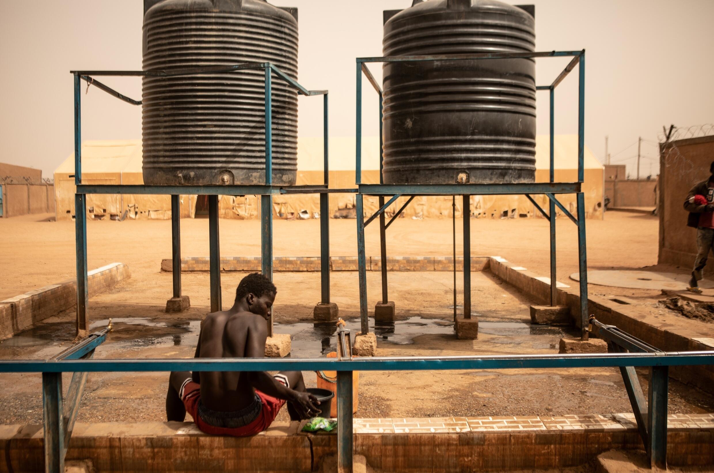 Thousands of migrants stranded in north Niger's scorching desert