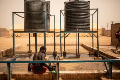 Thousands of migrants stranded in north Niger's scorching desert