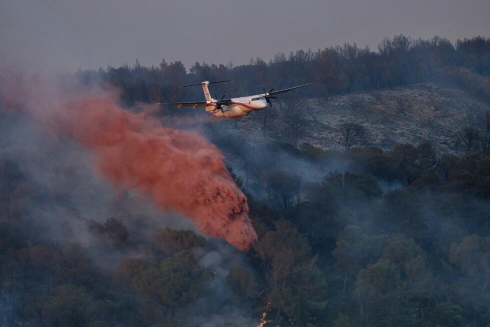 L'incendie dans l'Aude, non maîtrisé à la tombée de la nuit, parcourt ...