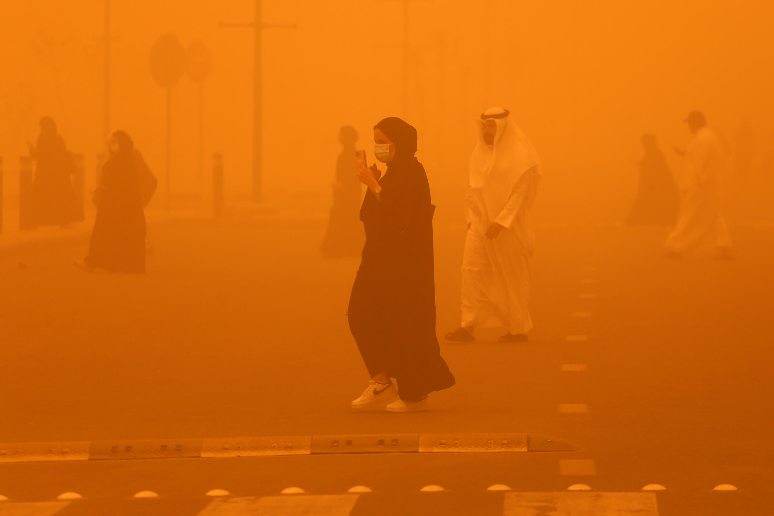 Iraq sandstorm grounds flights, sends 1,000 to hospitals