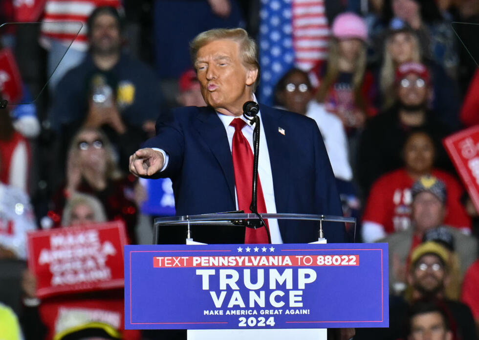 Harris urges US to turn page on Trump 'chaos' in mass White House rally