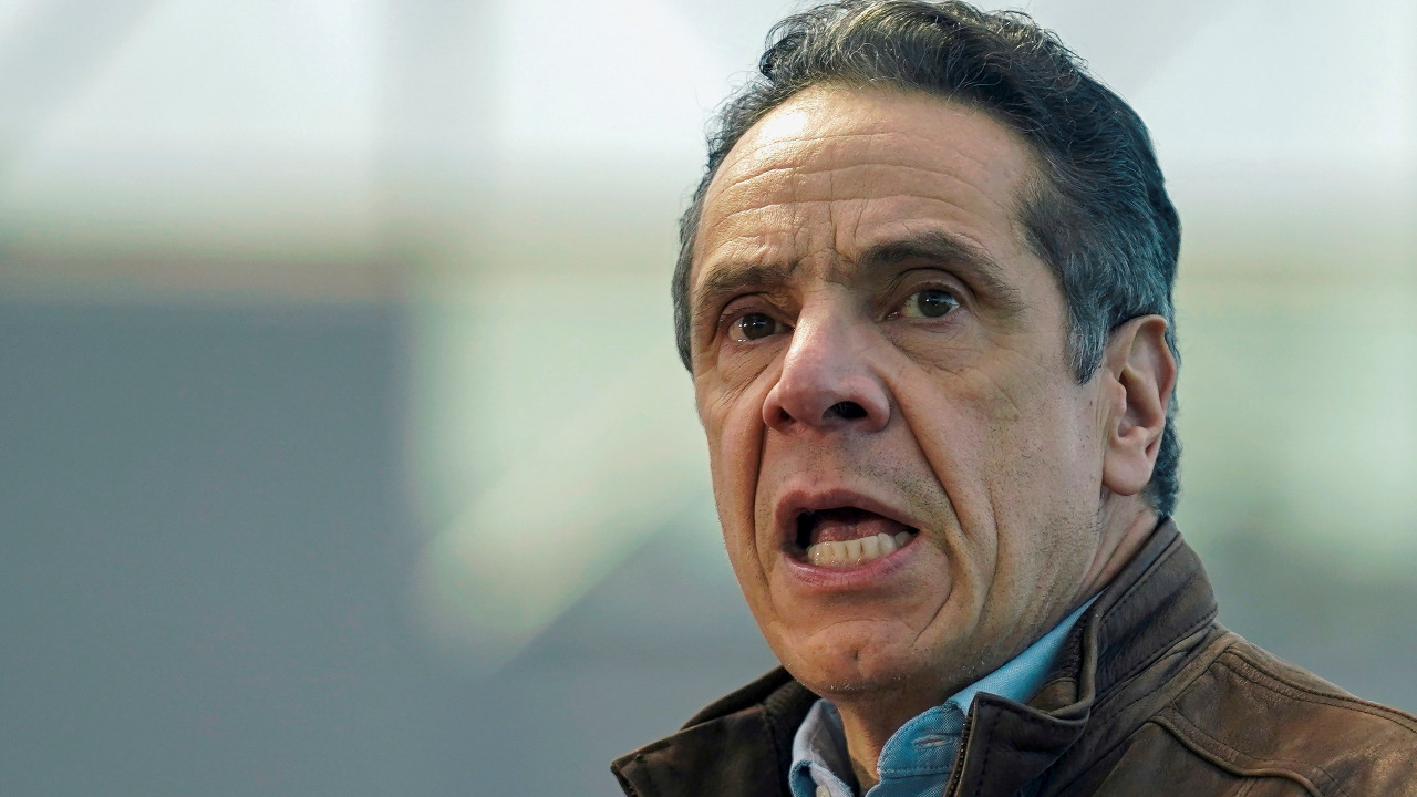El gobernador de Nueva York se resiste a dimitir mientras crece el ...
