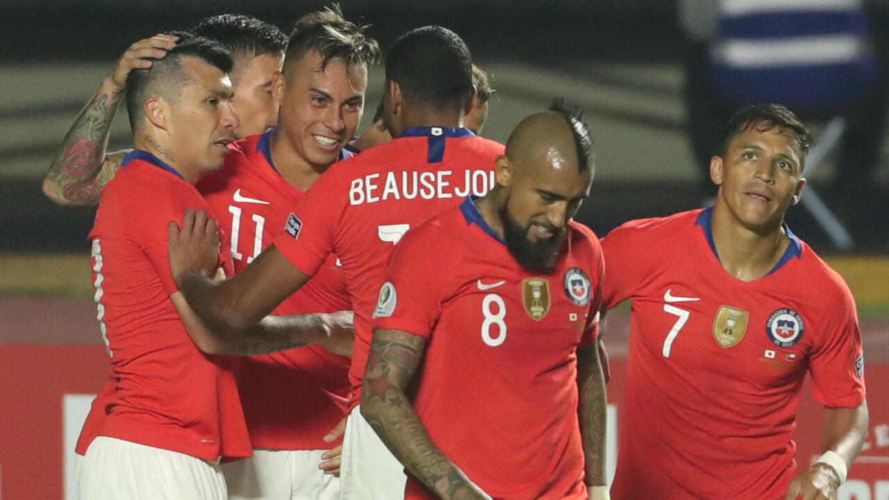 Chile defiende férreamente su bicampeonato y golea a Japón en su debut ...