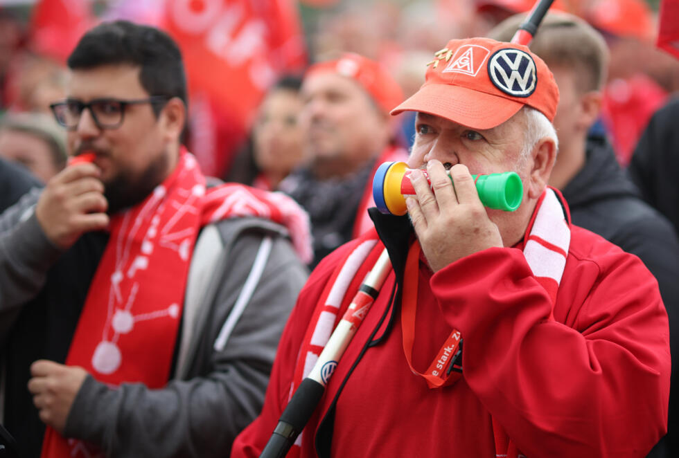 Workers 'disappointed' as Volkswagen remains vague on turnaround plan