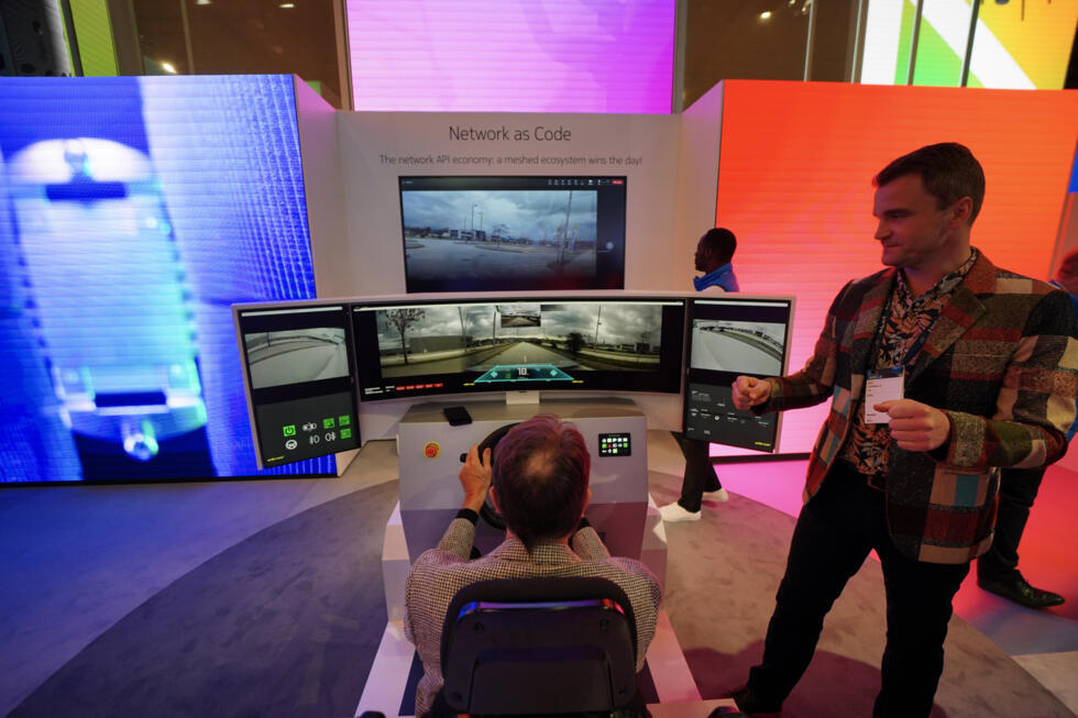 Chameleon phones and smart contact lenses: the gadgets of MWC 2025