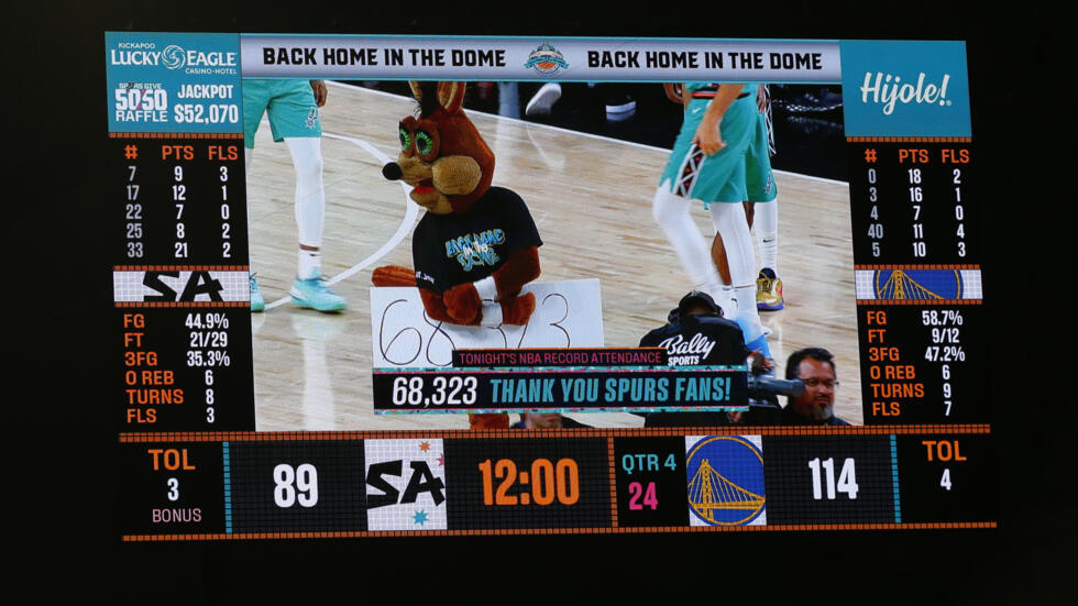 Warriors rout Spurs in front of record NBA crowd