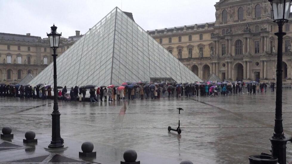 Paris's Louvre Museum extends shutdown over coronavirus fears - Business