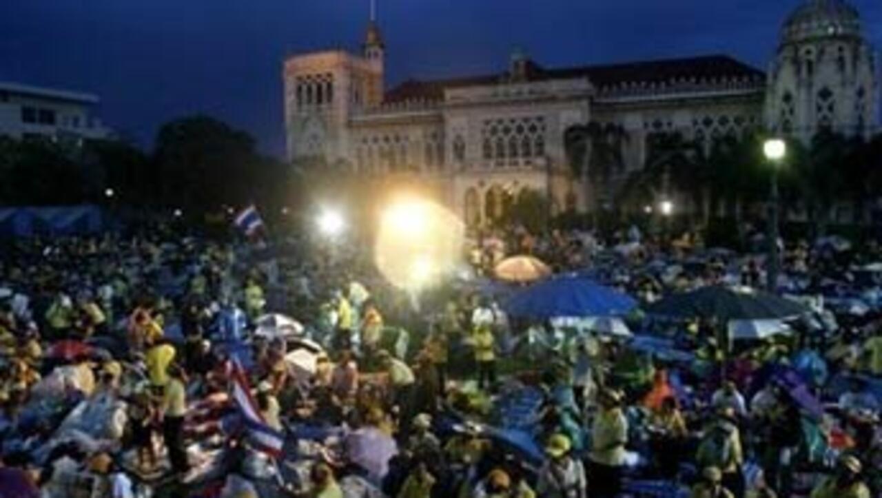 Riot police move on Thai protesters at compound