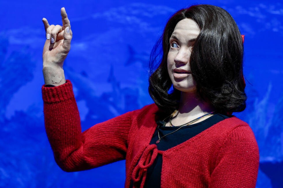 Chameleon phones and smart contact lenses: the gadgets of MWC 2025