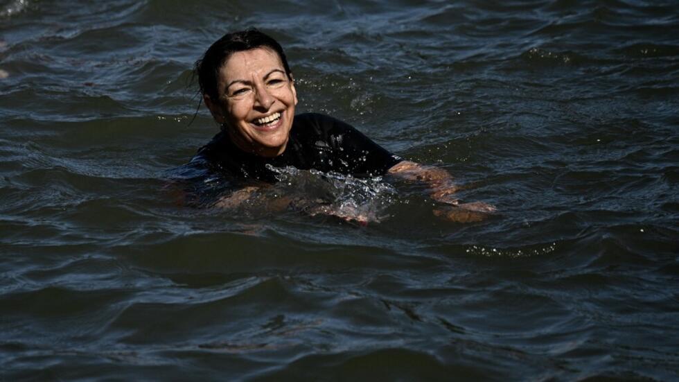 À quelques jours des JO, Anne Hidalgo plonge dans la Seine