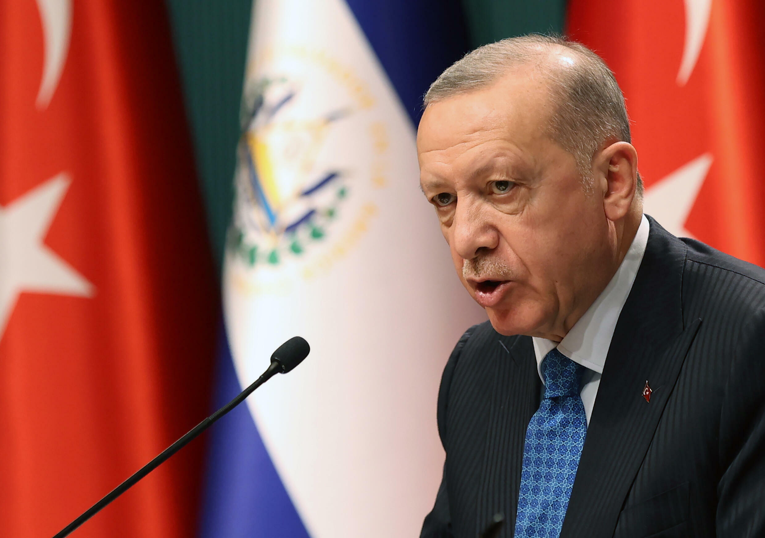 Turquie: Erdogan limoge des responsables et s'en prend aux médias