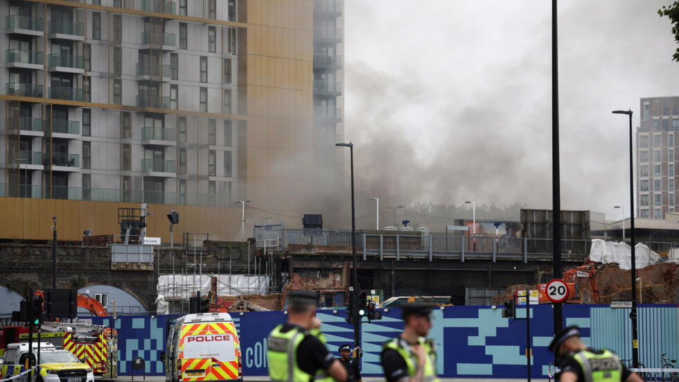Firefighters tackle massive blaze in south London