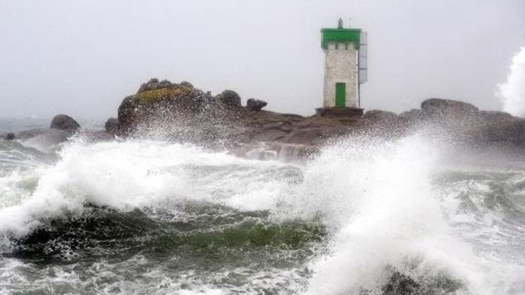 Fierce storm batters England, northern France
