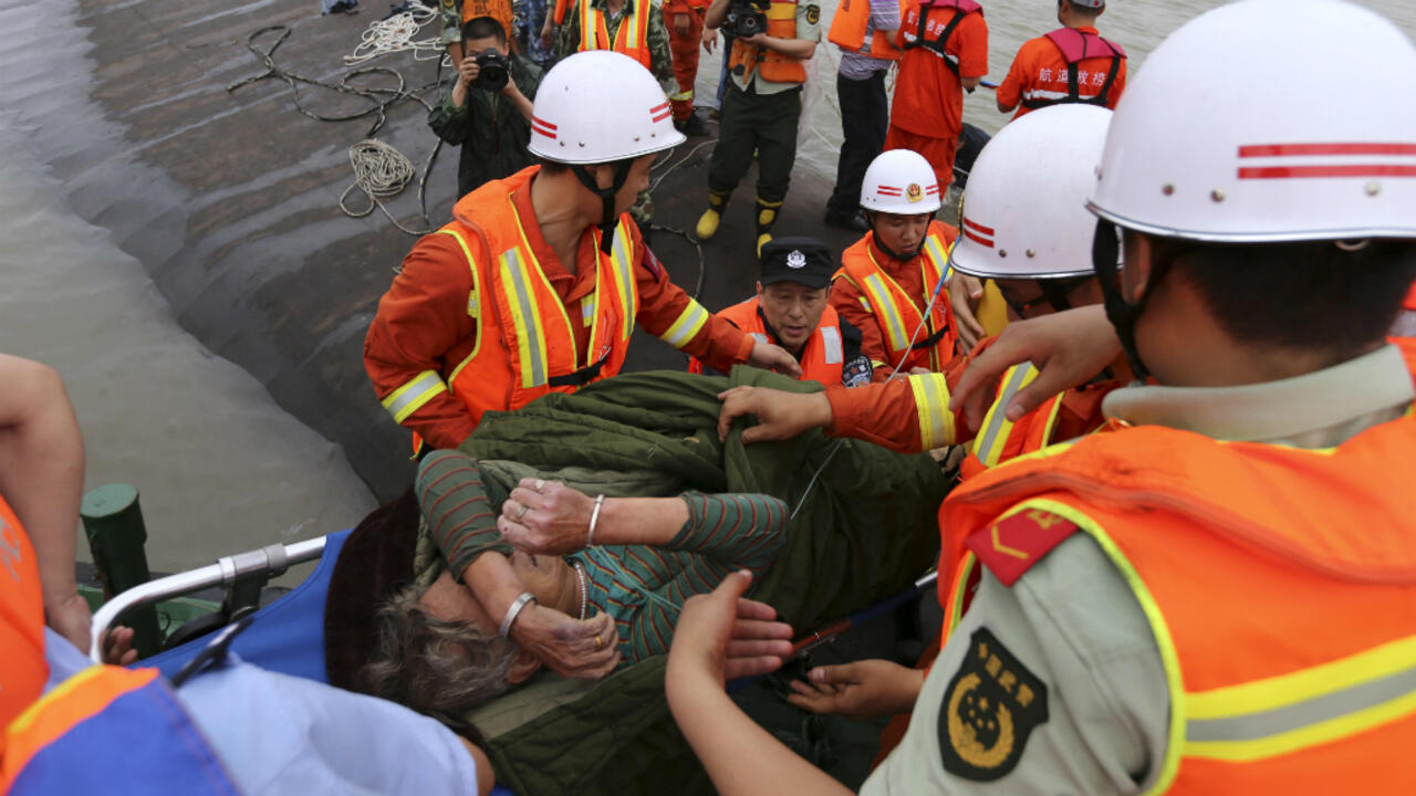 Boat with more than 450 people aboard sinks in southern China - France 24