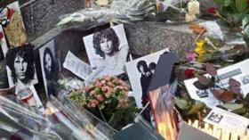 L'instant + : 37 ans après son vol, le buste de la tombe de Jim Morrison a été retrouvé - France 24