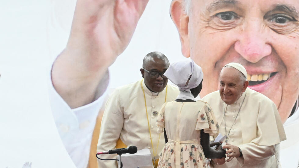 Pope Francis meets children displaced by war on South Sudan peace ...
