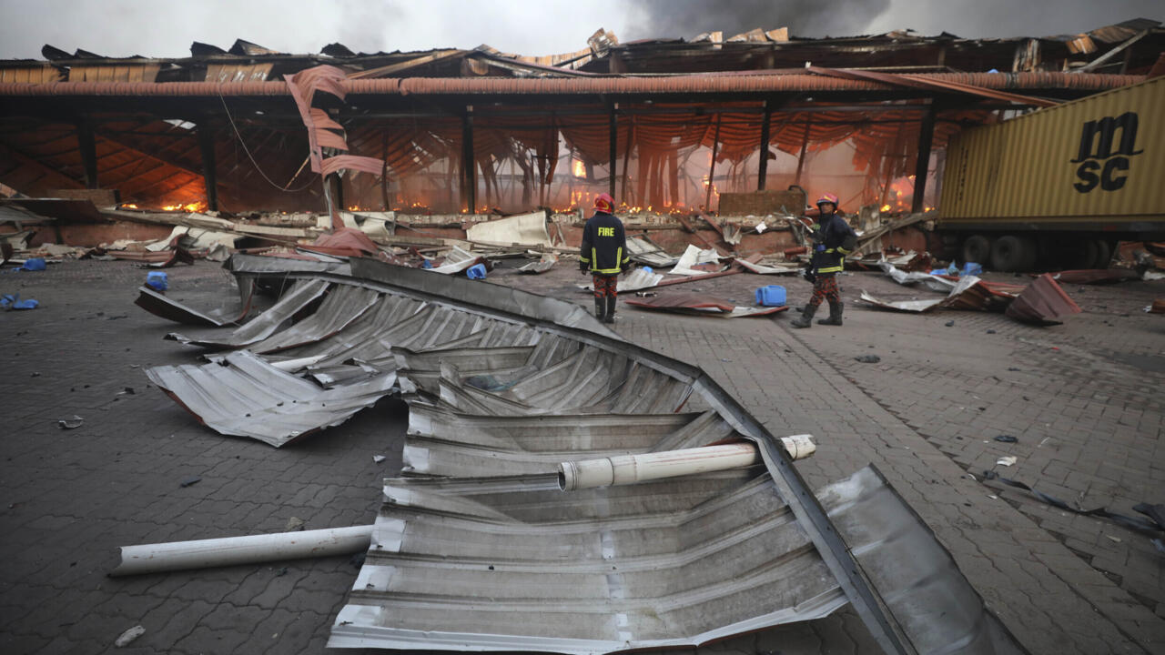 Au Bangladesh, l'explosion d'un entrepôt de conteneurs fait des ...