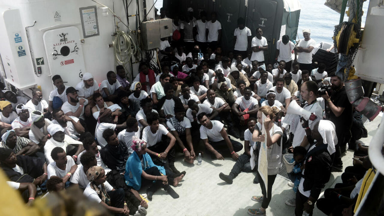 Italy sends migrant convoy to Spain, trades barbs with France