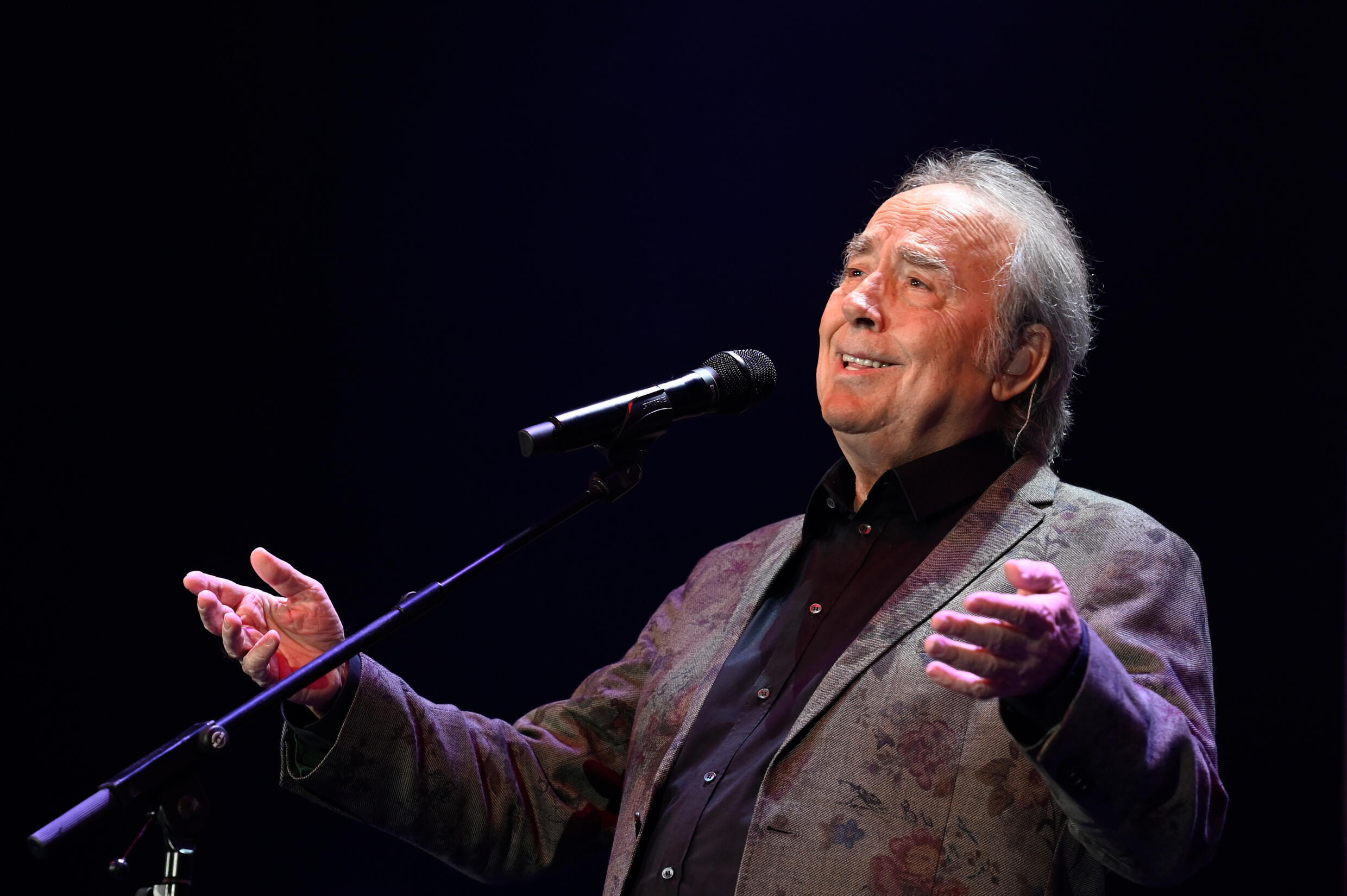 Joan Manuel Serrat met fin à sa carrière avec un ultime concert à Barcelone