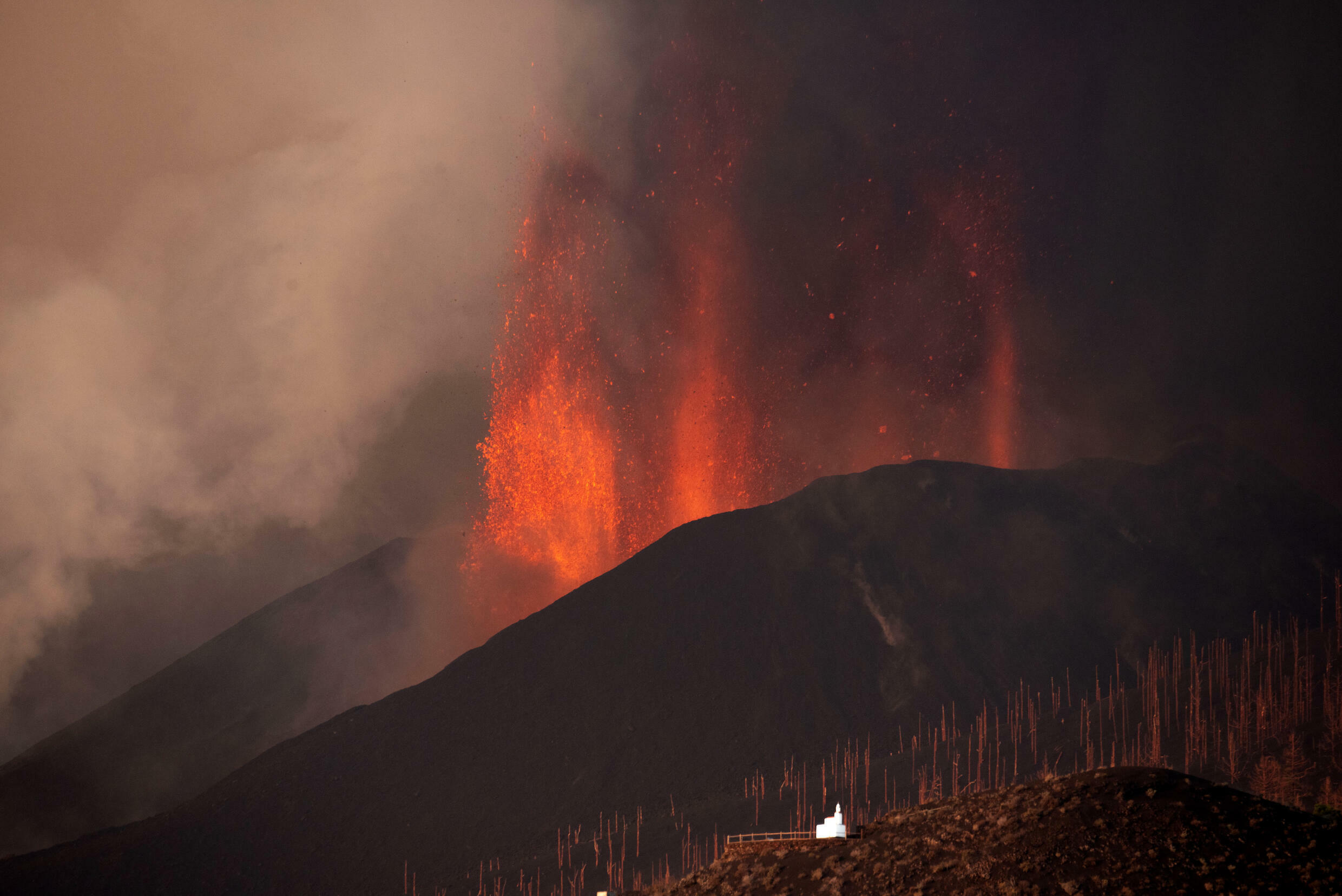 Canaries volcano lava reaches sea, raising toxic gas fears - France 24