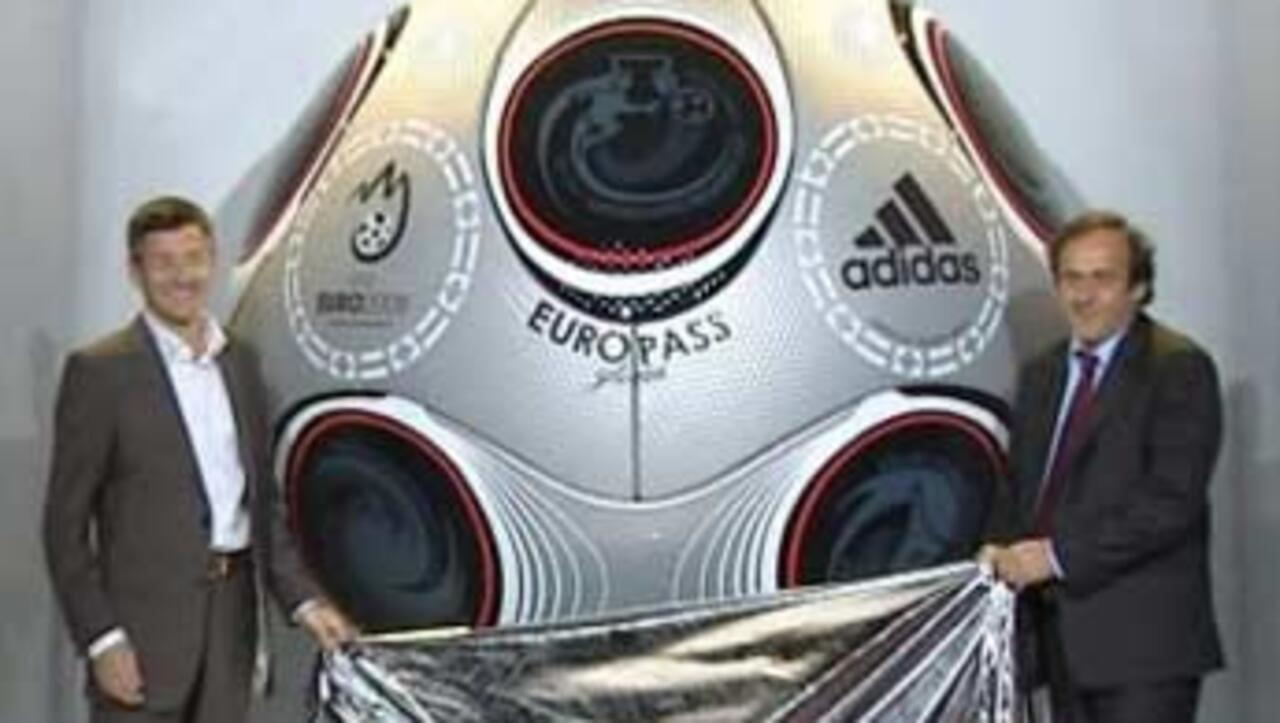 Le ballon de la finale de l'Euro 2008 présenté à Vienne - France 24