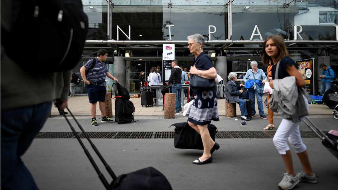 Paris rail chaos continues for third day