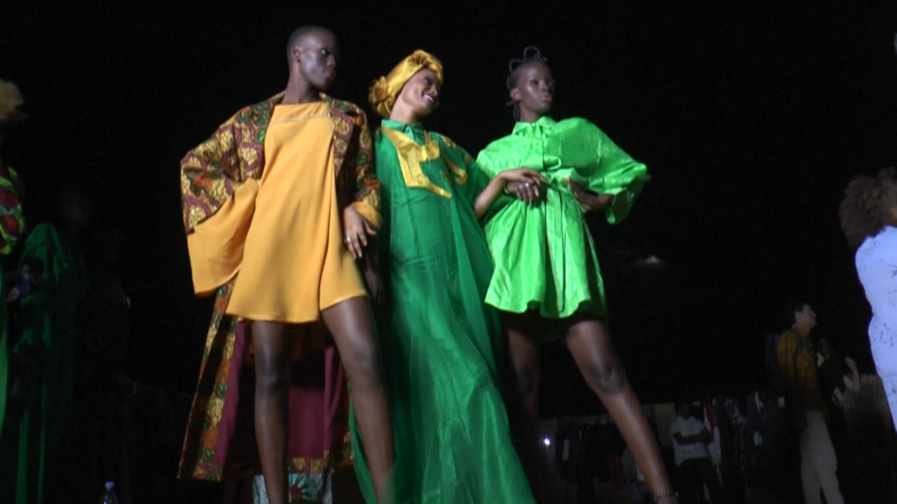 Sénégal : la mode durable à l’honneur de la Dakar Fashion Week - France 24