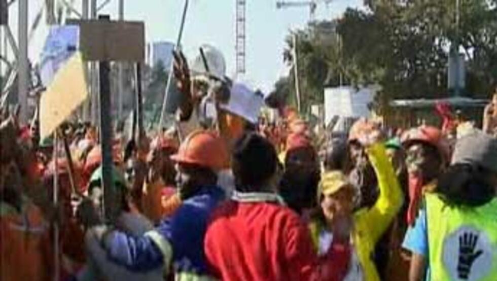 Construction workers agree to end strike