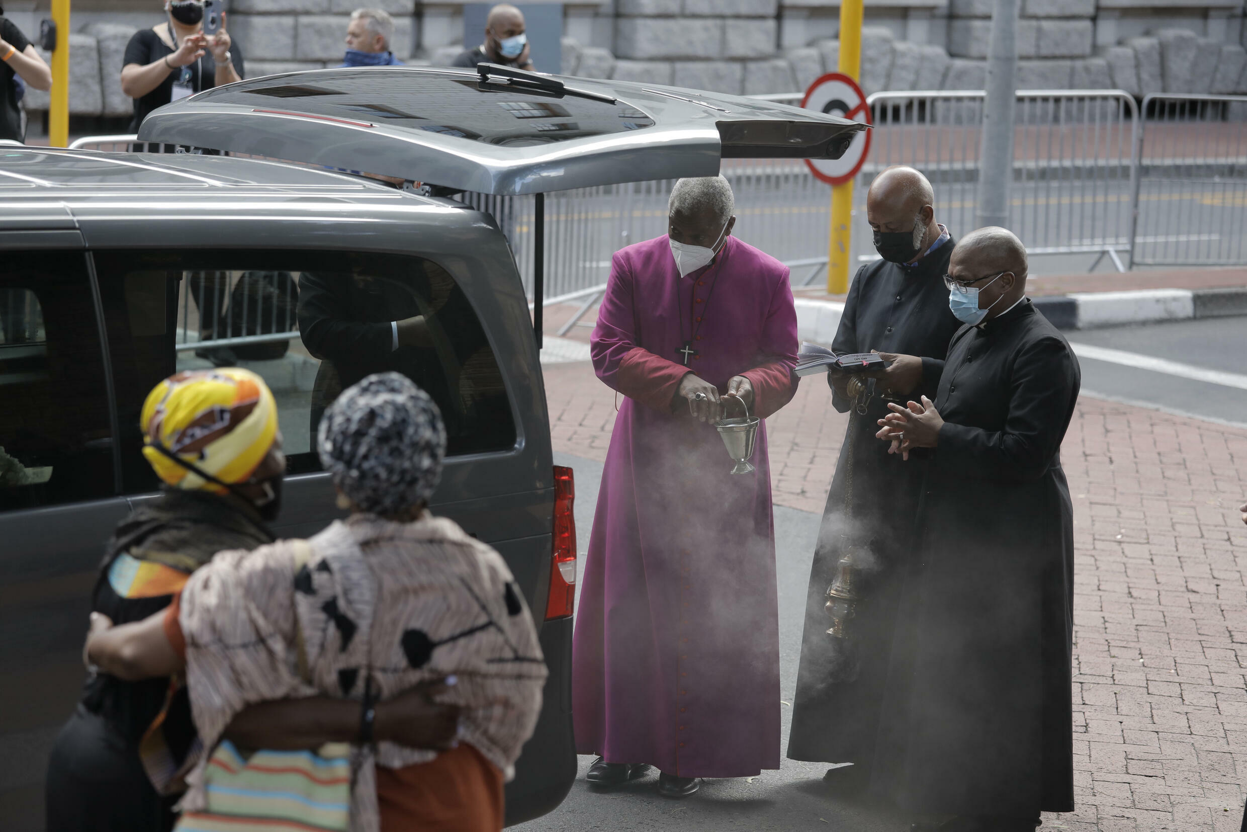 Tutu's body lies in state at S.Africa cathedral