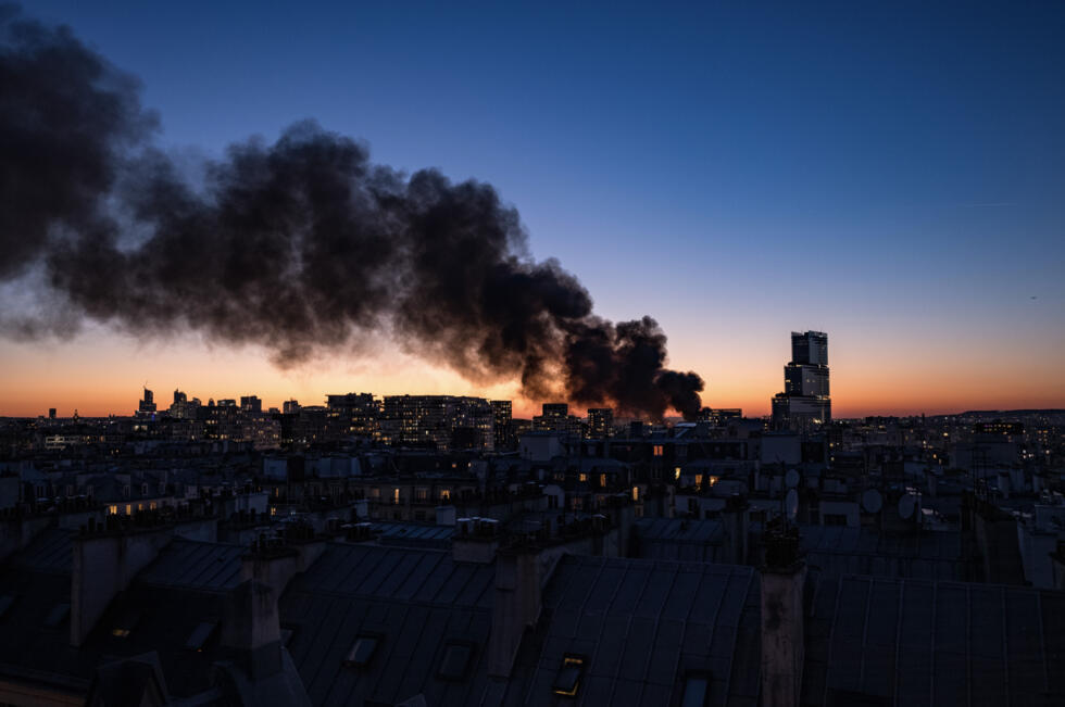 Paris : un spectaculaire incendie dans un centre de tri maîtrisé