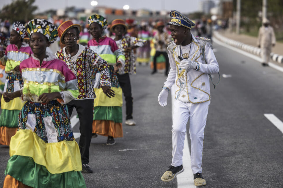 En Angola, un carnaval haut en couleur pour célébrer 50 ans d'indépendance