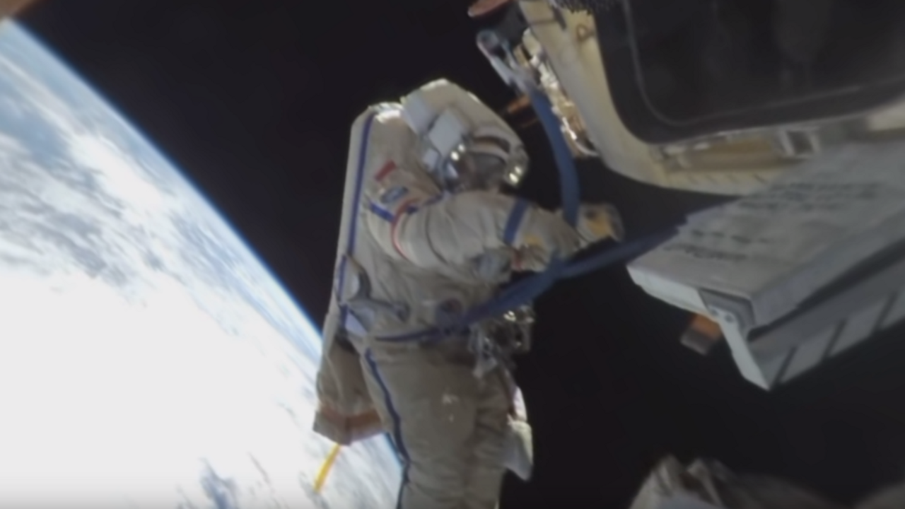 Des cosmonautes russes ont filmé pour la première fois une sortie dans ...