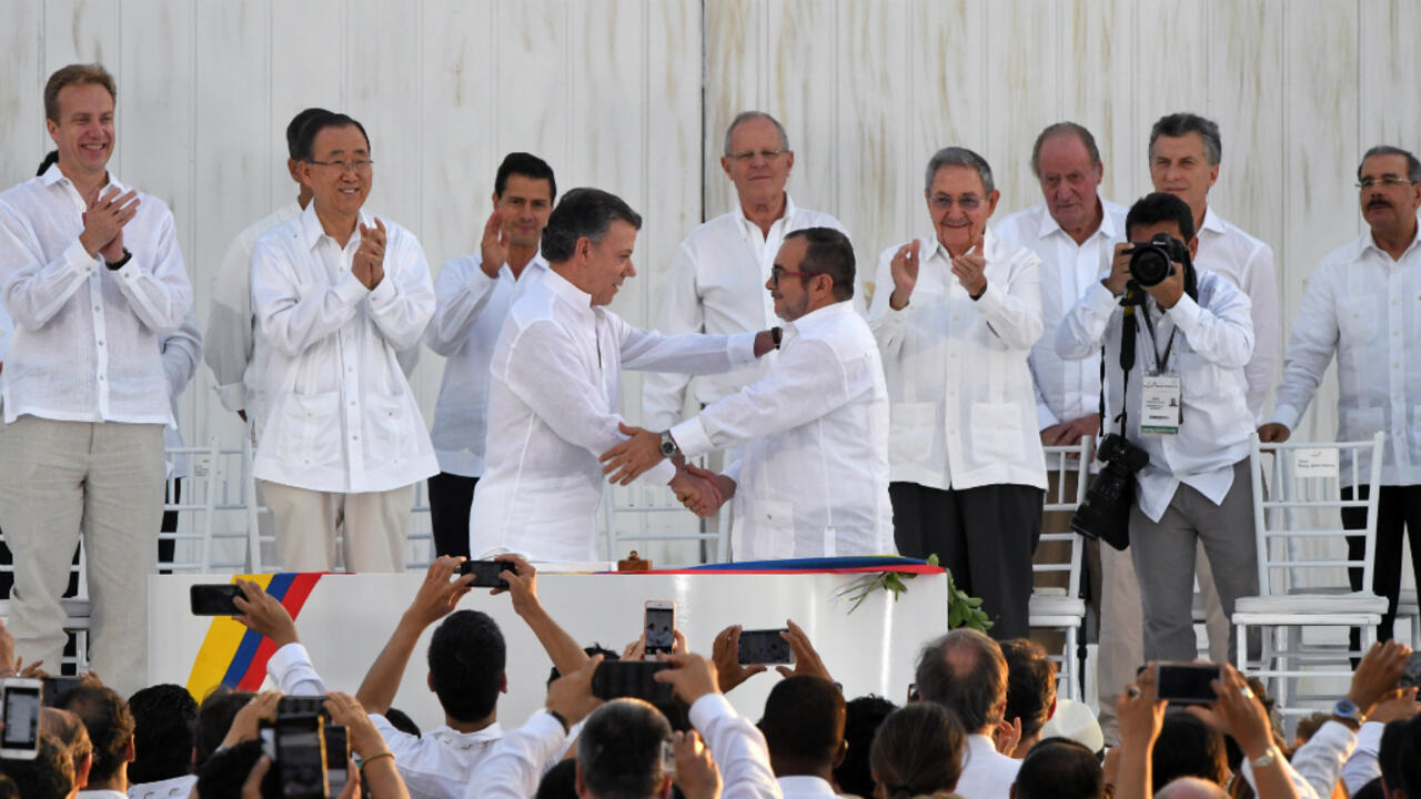 Colombia, FARC rebels sign historic peace accord