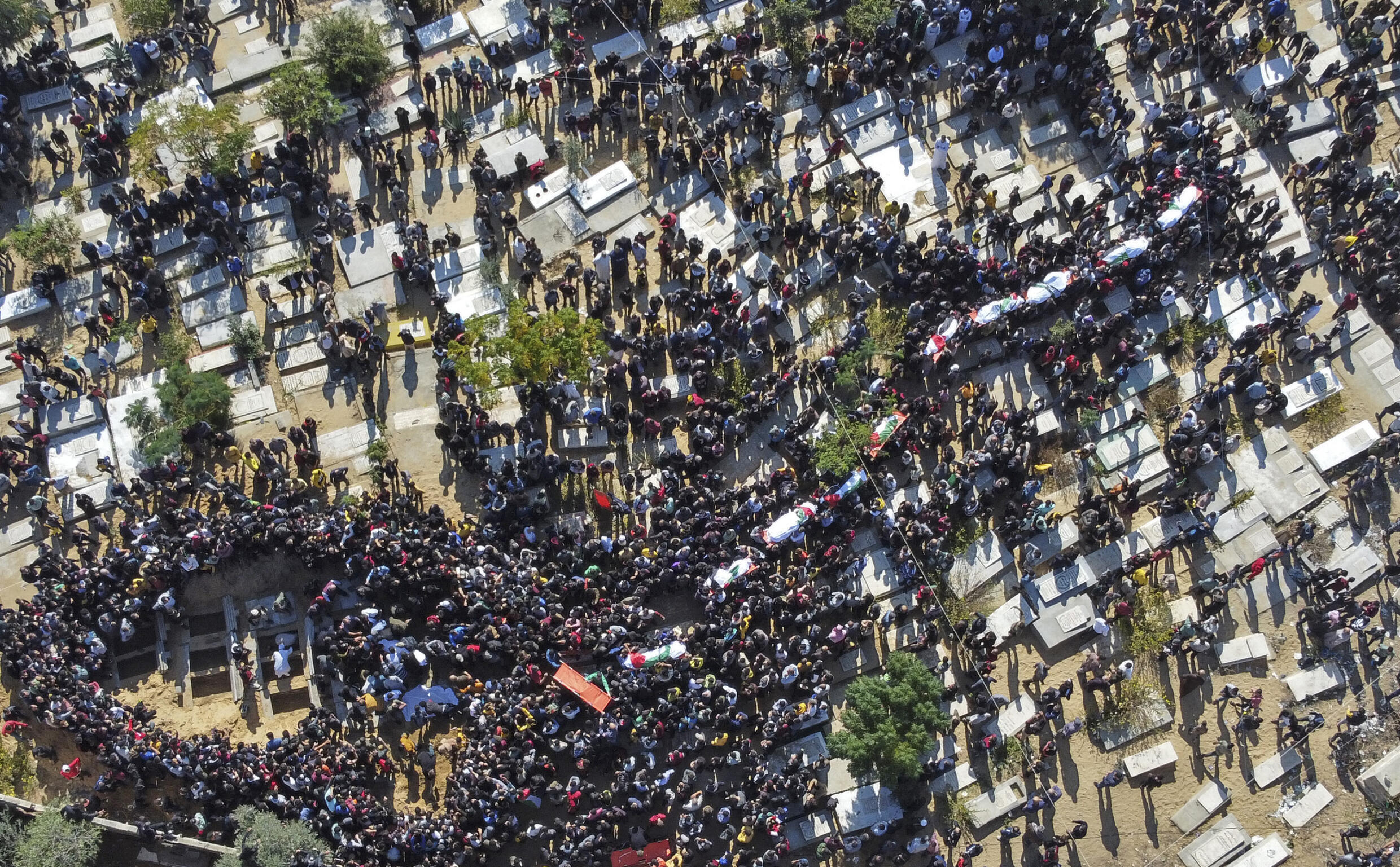 Thousands mourn Palestinian fire victims in Gaza