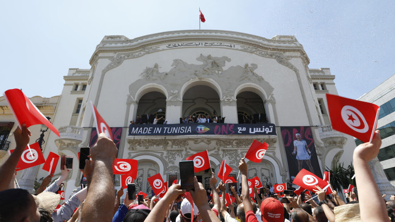 En Tunisie, des centaines de personnes célèbrent leur championne Ons Jabeur
