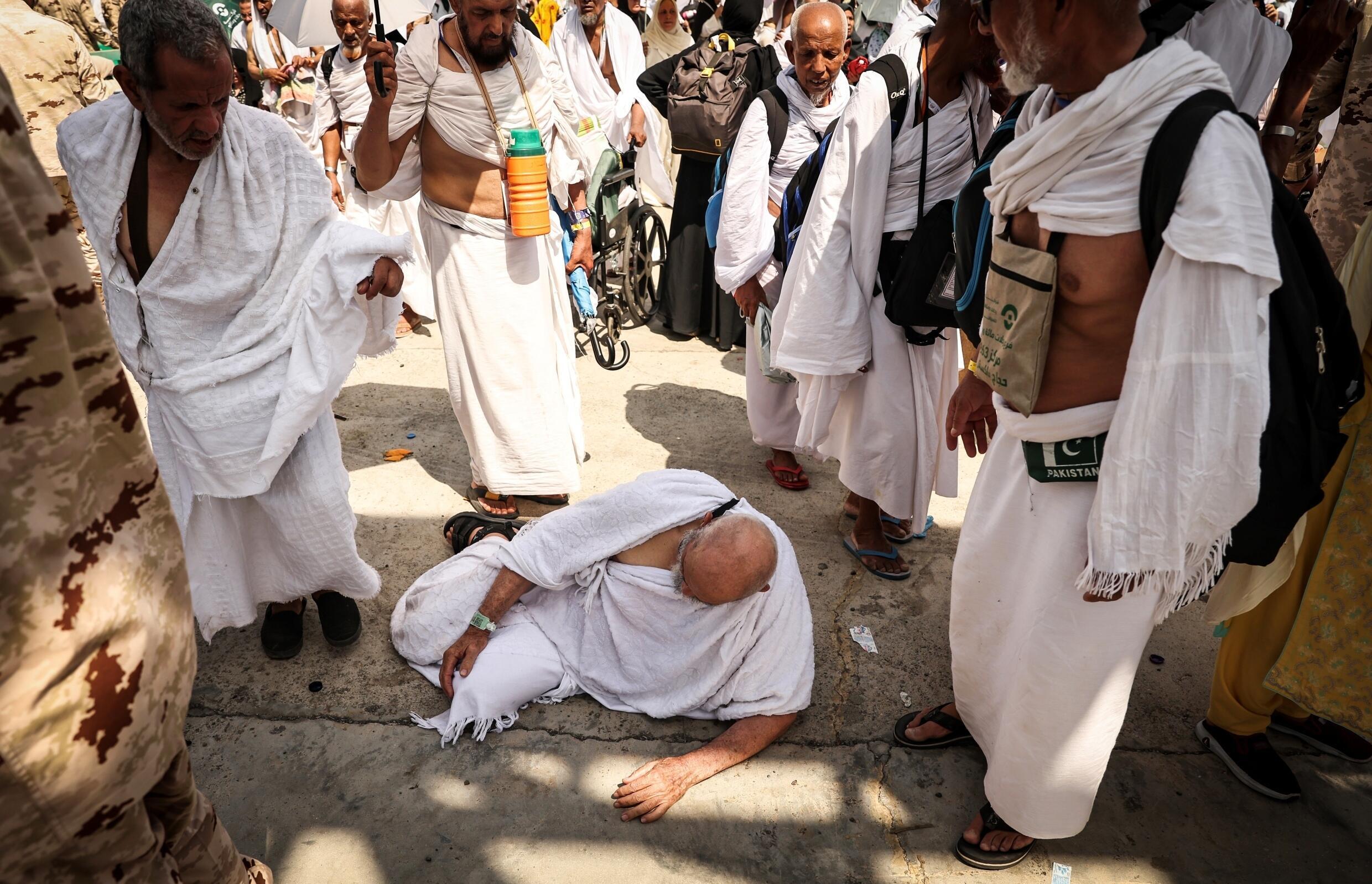 'Bodies on the ground': Pilgrims recount hajj heat horrors
