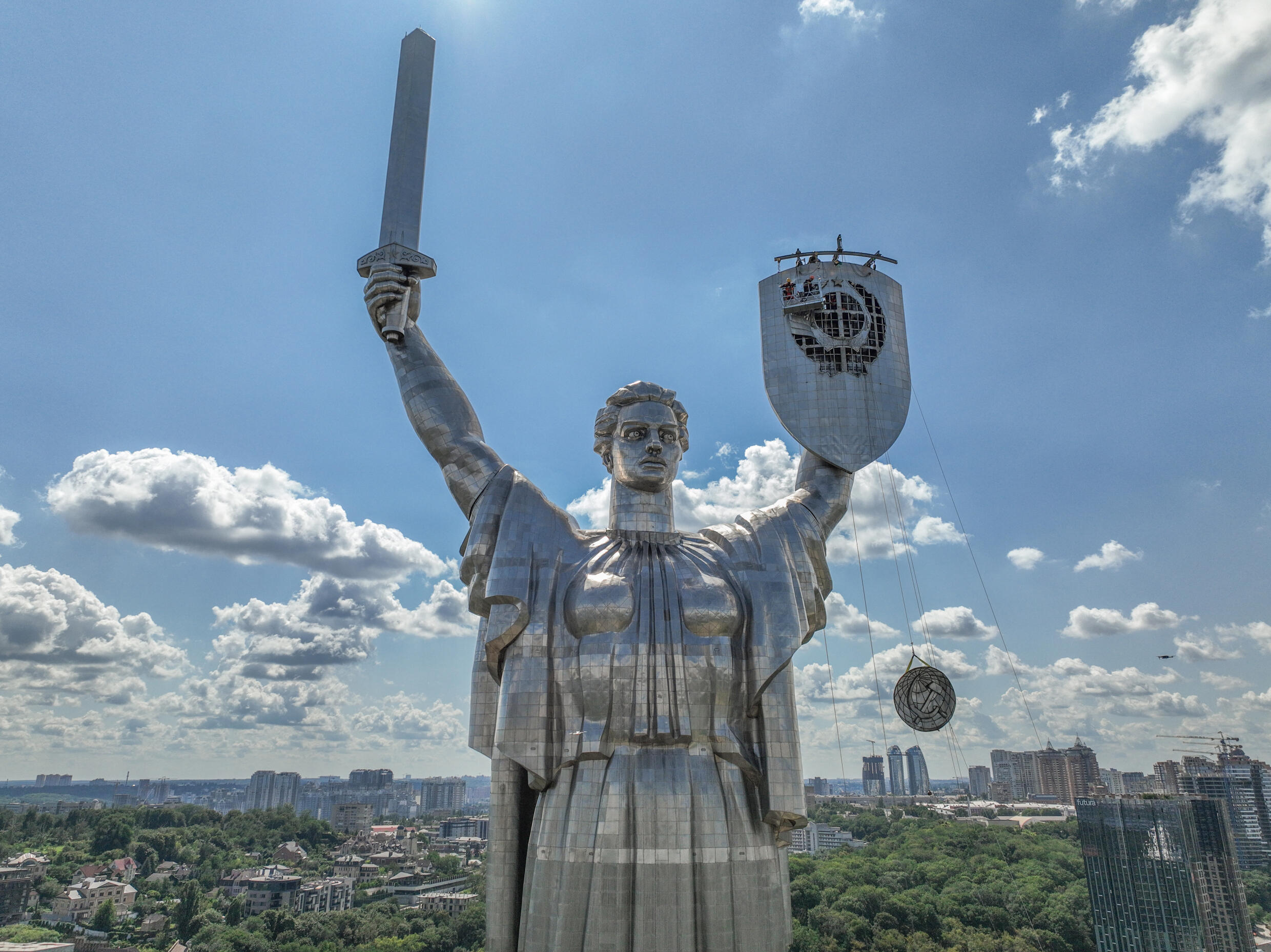 Ukraine puts trident in place of Soviet emblem on tallest statue