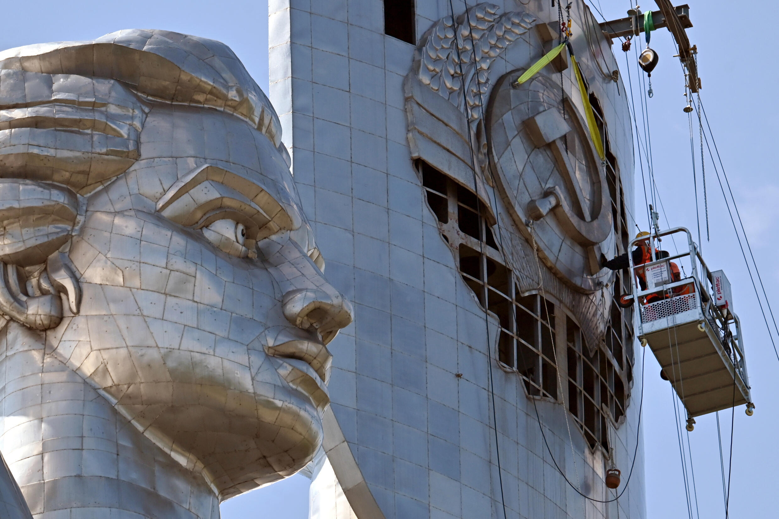 Ukraine puts trident in place of Soviet emblem on tallest statue