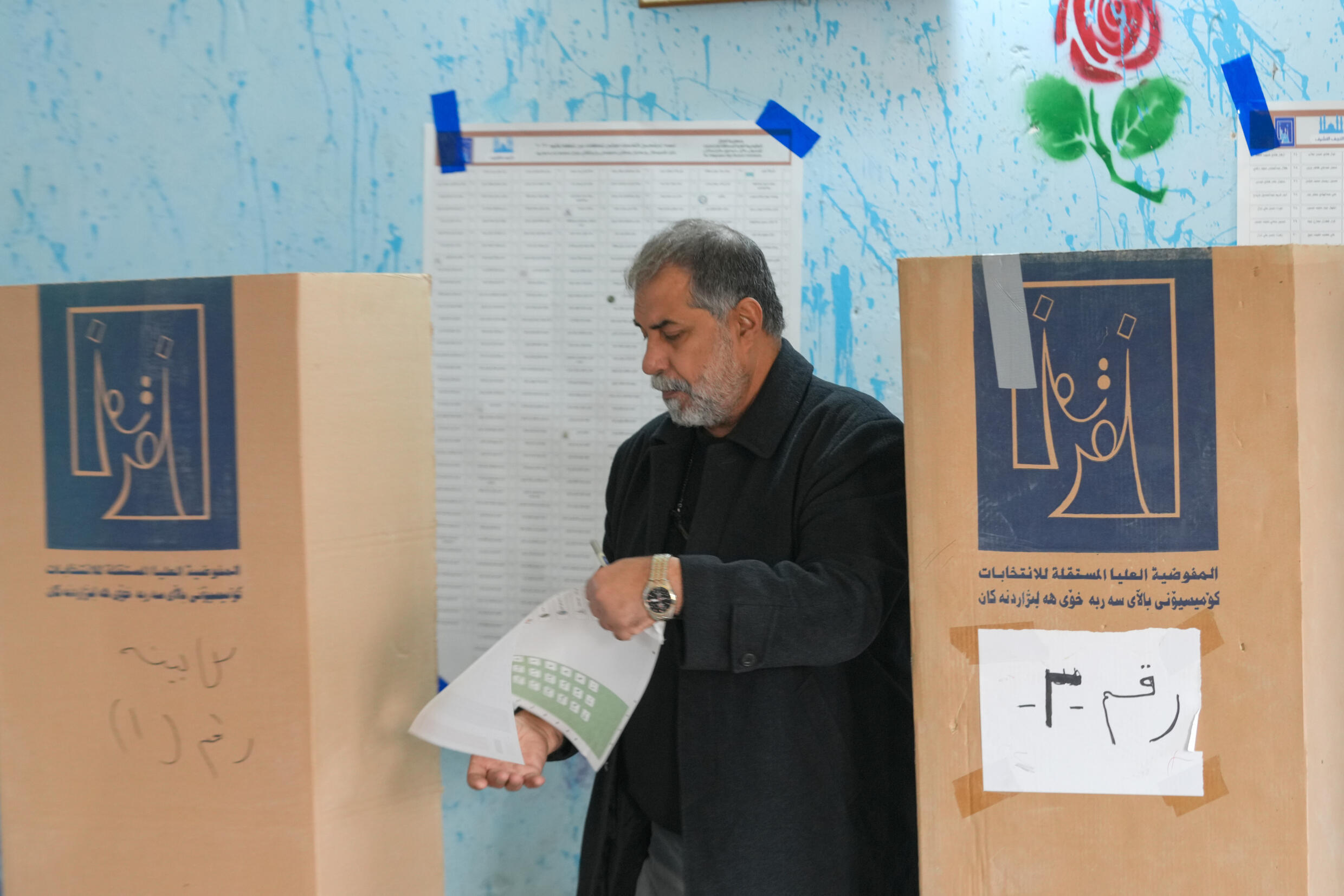 Iraqis vote in first provincial elections in a decade
