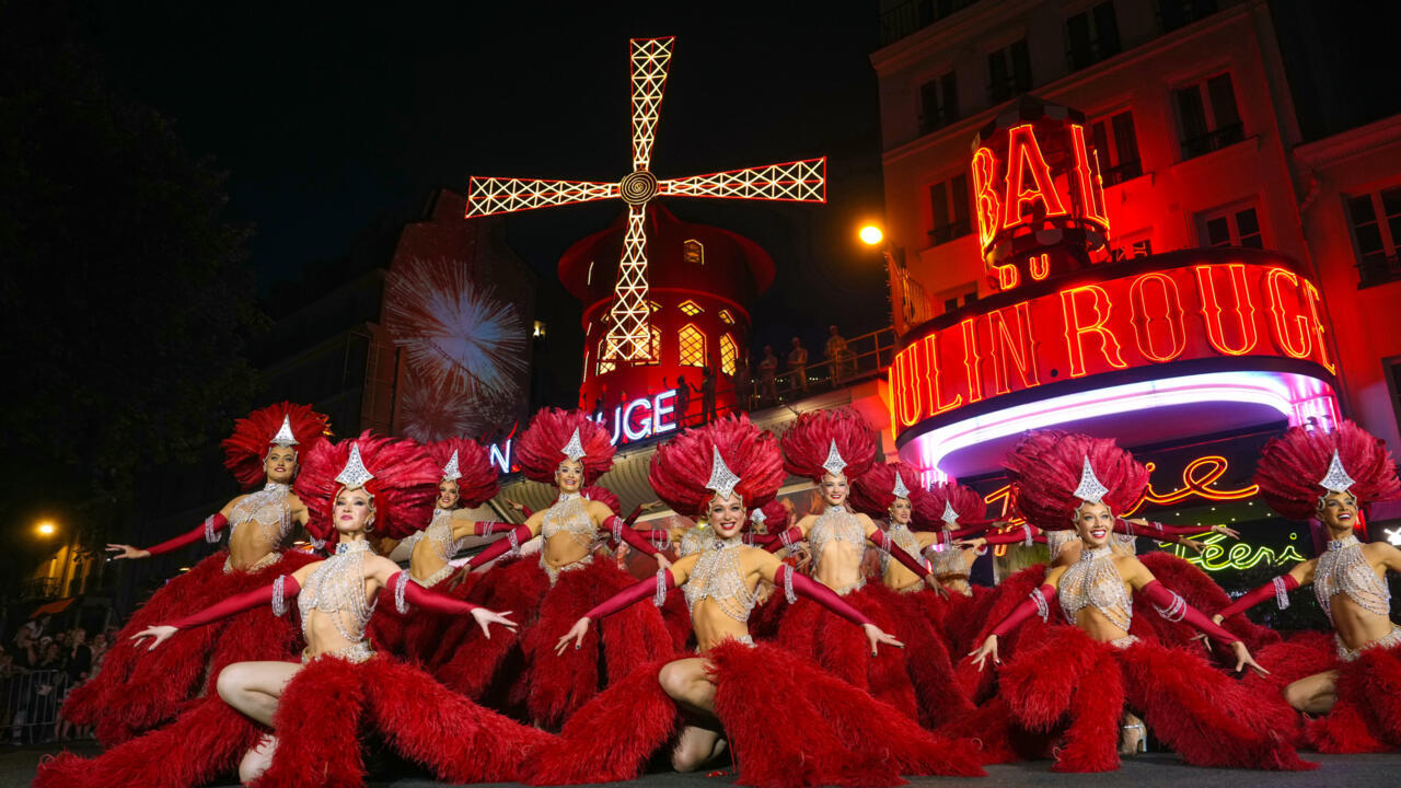 À Paris, les ailes du célèbre cabaret du Moulin Rouge tournent de nouveau