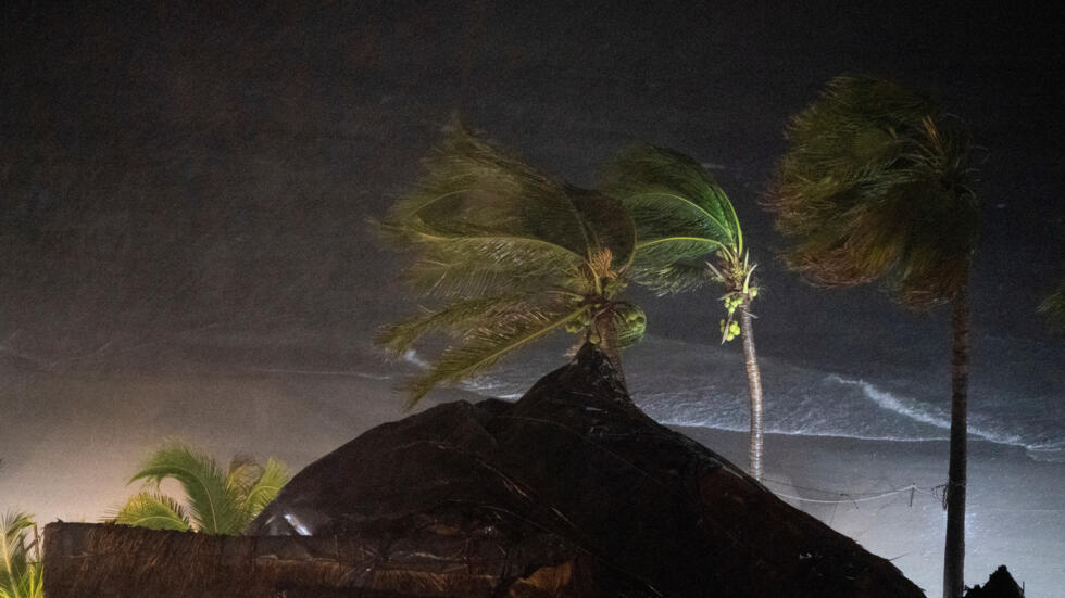 L'ouragan Lidia touche terre au Mexique, des inondations redoutées