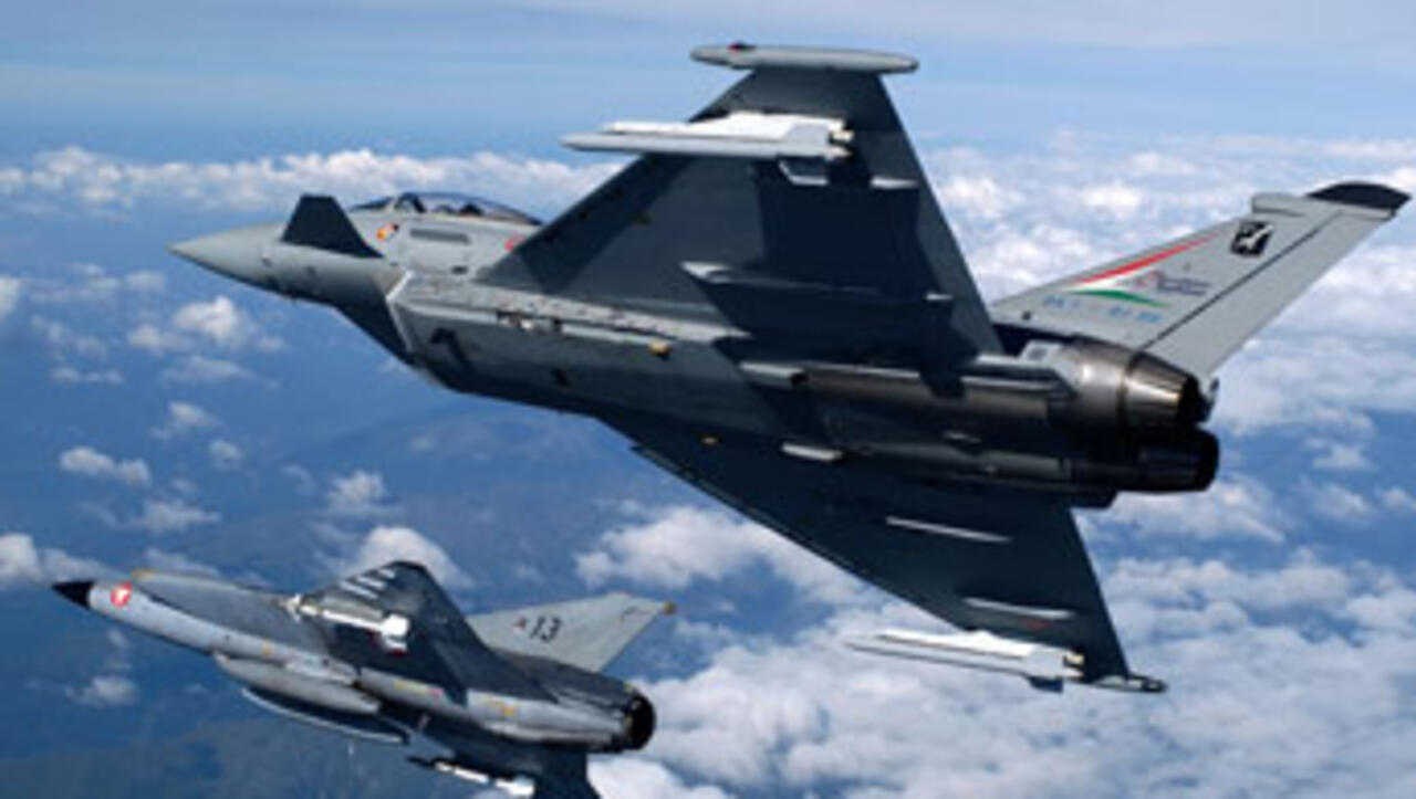 Quatre pays européens signent un contrat pour 112 Eurofighter - France 24