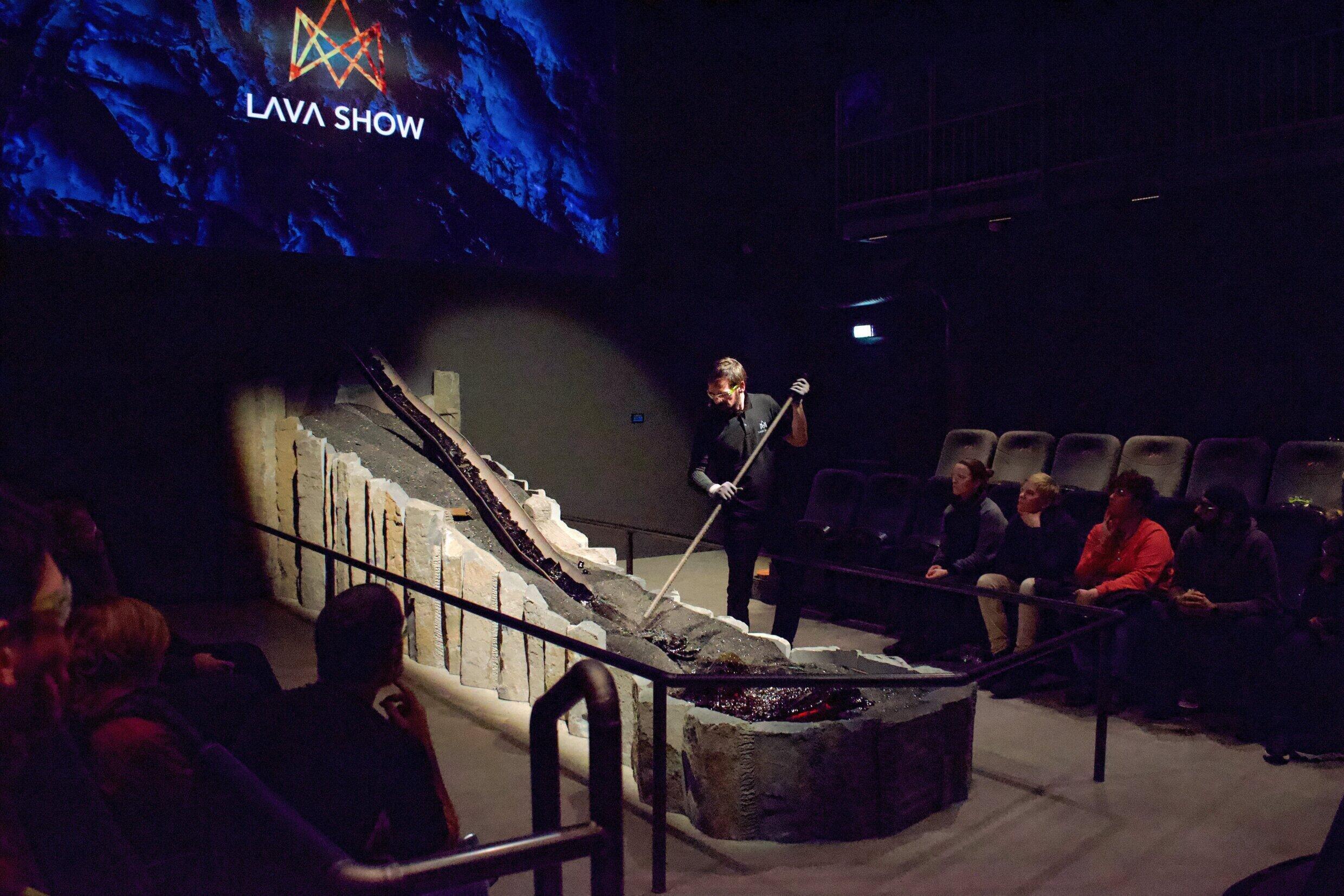 La lave coule à Reykjavik dans un spectacle plus vrai que nature