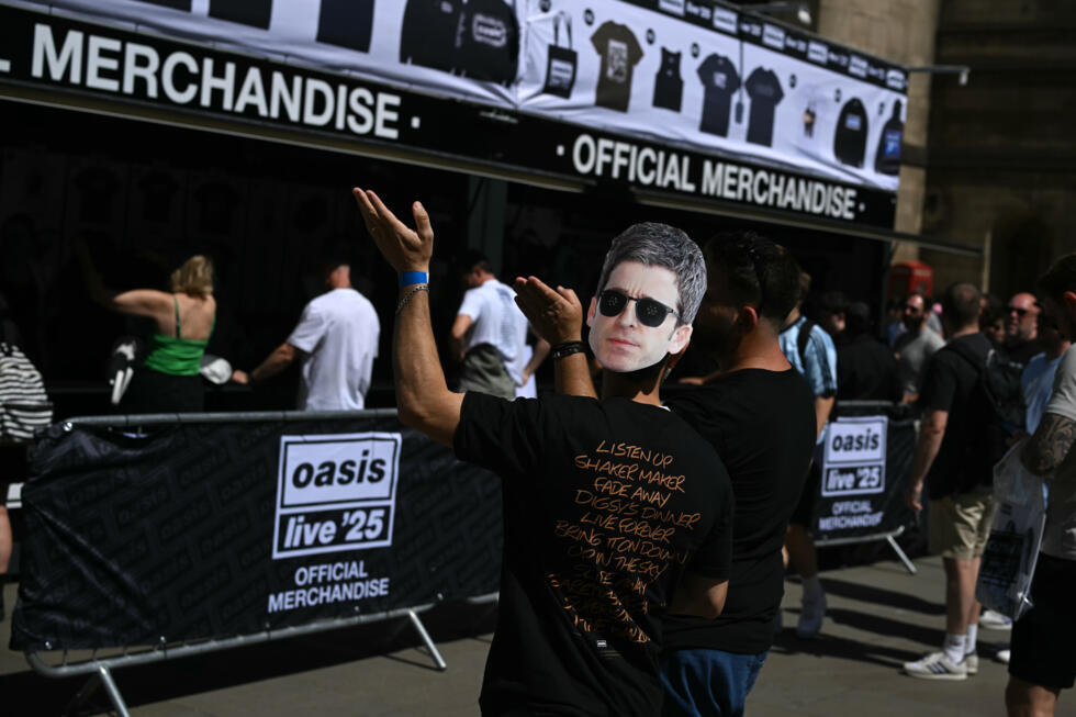 Manchester gives hometown heroes Oasis rapturous reception
